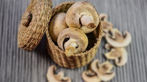 Клопотенко показав як приготувати печериці з фетою рецепт легкої закуски на кожен день Радіо