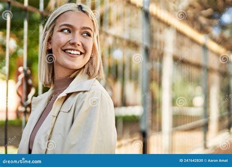 Jovencita Rubia Sonriendo Feliz De Pie En La Ciudad Foto De Archivo Imagen De Persona