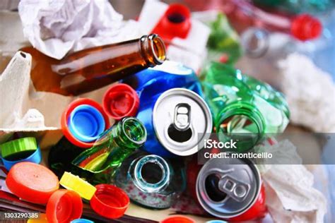 유리 플라스틱 금속 및 종이로 구성된 재활용 가능한 쓰레기 0명에 대한 스톡 사진 및 기타 이미지 0명 가방 고물 집적소