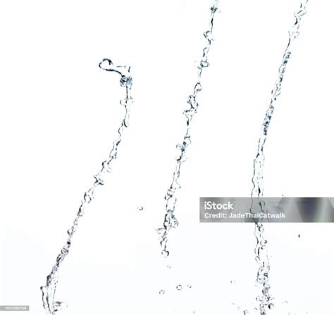 물방울이 공중에서 펄럭이는 물방울 라인 튜브 공격과 스톱 모션 프리즈 샷에 튀는 모양 텍스처 그래픽 리소스 요소에 대한 Splash Water 흰색 배경 격리 0명에 대한