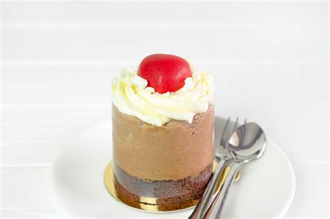 화이트 초콜릿을 뿌린 초콜릿 무스 케이크 흰색 나무 배경에 그릇에 배치 3 명에 대한 스톡 사진 및 기타 이미지 3 명 가까운 갈색 Istock