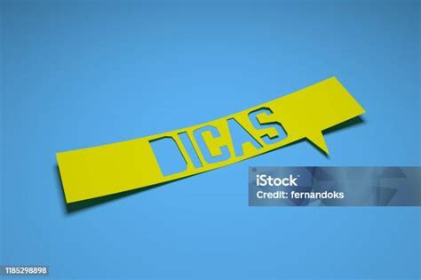 종이에 Dicas라는 문구를 잘라낸 버블 연설 포르투갈어 팁 3d 렌더링 0명에 대한 스톡 벡터 아트 및 기타 이미지 0명