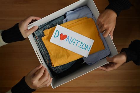 나무 테이블에 옷이 있는 기부 상자의 상위 뷰 자선 기부 및 재사용 재활용 개념 20 24세에 대한 스톡 사진 및 기타 이미지 20 24세 2명 Charitable