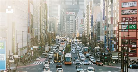 고층 건물로 둘러싸인 자동차로 가득 찬 고속도로 사진 Unsplash의 무료 도시 이미지