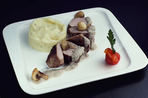 으깬된 감자와 토마토와 장식 흰색 접시에 너트 소스와 고기 건강한 식생활에 대한 스톡 사진 및 기타 이미지 건강한 식생활 고기 그릇 Istock