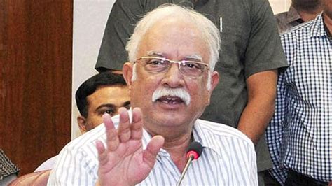 అశోక్‌గజపతిరాజు సింప్లిసిటీకి నెటిజెన్ల ఫిదా Ashok Gajapthi Raju Waiting In Railway