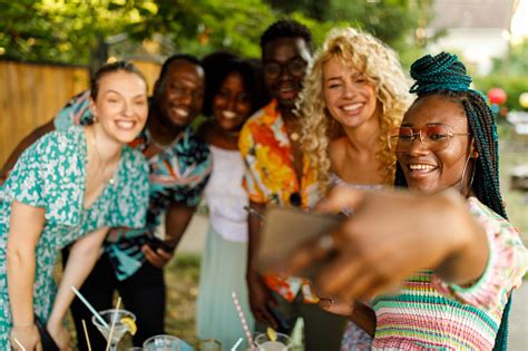 재미있는 여름 정원 파티에서 셀카를 함께 찍는 다양한 친구들 그룹 땋은 머리에 대한 스톡 사진 및 기타 이미지 땋은 머리 20 24세 25 29세 Istock