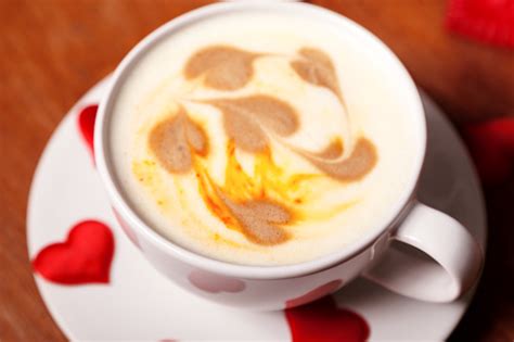 발렌타인 데이 배경 카푸치노 라 떼 아트 하트의 형태로 커피의 흰색 컵 커피 나무 테이블에 붉은 마음으로 덮여 당신의 사랑 하는