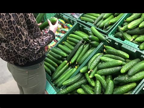 Une Blonde Choisit Un Concombre Dans Le Magasin Baise Sa Chatte Excit E Avec Un Concombre Suce