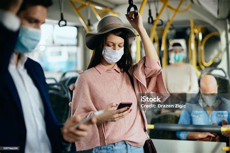 버스로 통근하는 동안 휴대 전화에 문자 메시지를 보호 얼굴 마스크를 가진 여성 내부에 대한 스톡 사진 및 기타 이미지 내부 버스 사람들 Istock