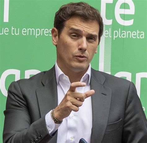 Albert Rivera Desatado Pasión En Público Con Una Nueva Mujer En Ibiza