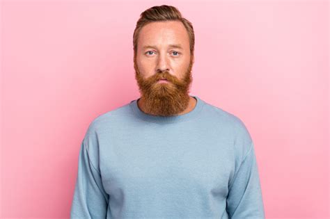 젊고 매력적인 잘 생긴 수염 난 빨간 머리 남자의 진지한 모습 당신 전문 노동자 절연 핑크 색상 배경에 고립 된 사진 35 39