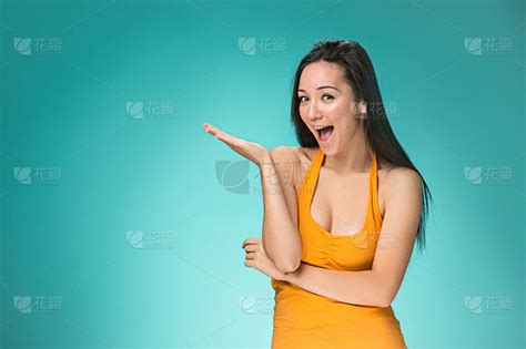 黄色背景上的快乐中国女孩