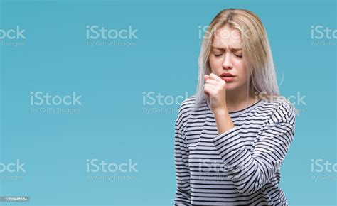 기분이 불쾌 하 고 감기 나 기관지염에 대 한 증상으로 기침 하는 고립 된 배경 위에 젊은 금발 여자 의료 개념입니다 감기와 독감에 대한 스톡 사진 및 기타 이미지 Istock