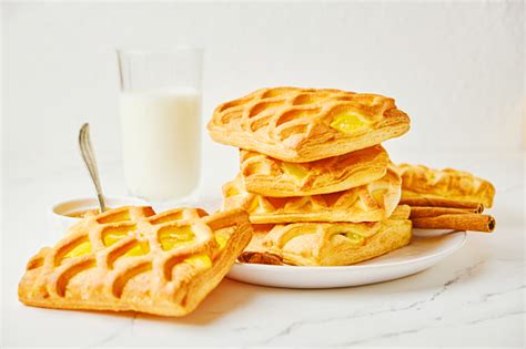 배와 라임 잼이있는 퍼프 패스트리 미니 파이 더미가있는 맛있는 아침 식사 0명에 대한 스톡 사진 및 기타 이미지 0명 갈색 과일 Istock