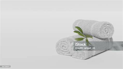 흰색 바탕에 흰색 수건 세 개가 굴러가고 흰색 스파 수건이 쌓여 있습니다 빈 압연 직물 테리 모형 격리 샤워 템플릿을위한 깨끗한 국내 호텔 수건 3d 렌더링 3차원 형태에