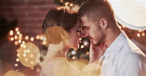 마법의 조명에서 고전적인 아름다운 옷을 입고 실내에서 새해를 축하하는 멋진 커플 사진 Unsplash의 로맨스 이미지