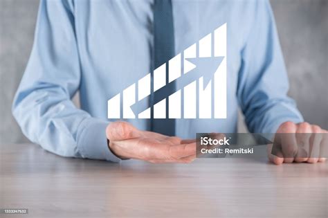 긍정적 인 이익 성장과 그래프를 들고 사업가 남자 계획 그래프 성장과 그의 사업에서 차트 긍정적 인 지표의 증가더 많은 수익성과