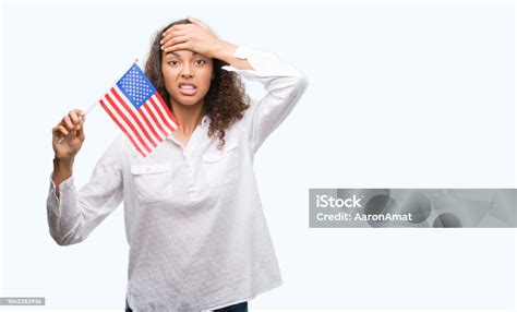 영지의 미국 손으로 머리 수치심과 놀라움으로 충격된에 강조의 젊은 스페인 여자 들고 국기 얼굴 분노와 좌절 두려워 하 고 실수에 대 한 화가 불안에 대한 스톡 사진 및 기타
