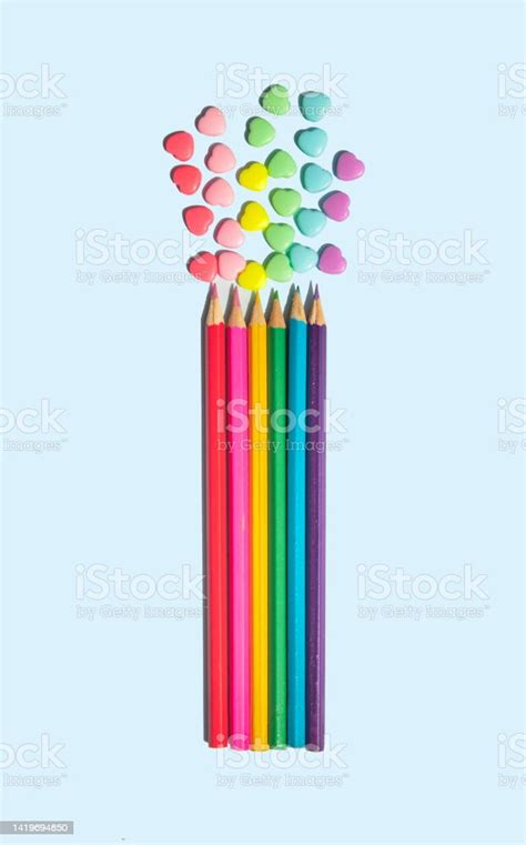 파스텔 밝은 파란색 배경에 색연필로 최소한의 구성 학교 아이디어로 돌아 가기 창조적 인 교육 개념 0명에 대한 스톡 사진 및 기타 이미지 Istock