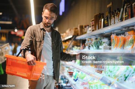 식료품점에서 재사용 가능한 가방에 야채와 과일을 사는 남자 제로 웨이스트 개념 가방에 대한 스톡 사진 및 기타 이미지 가방 건강한 생활방식 건강한 식생활 Istock