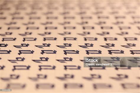 워크 시트를 작성하는 문자 연습 필기 기호 채우기 패턴입니다 서예 문자 Q 학습 기술 종이 페이지 서예 문자 Q 배경입니다 0