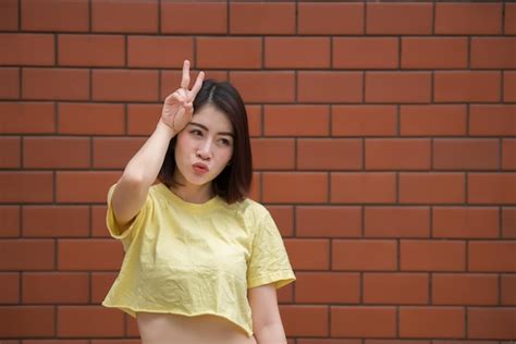 Retrato De Hermosa Chica Asiática Elegante Posar Para Tomar Una Foto En