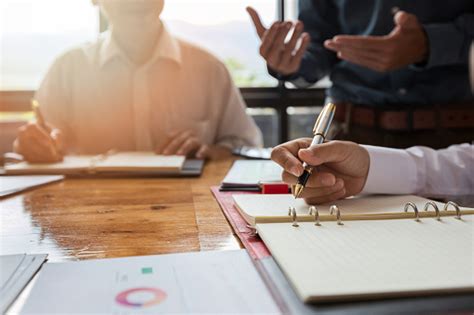 비즈니스 팀 회의 및 프로젝트 계획 논의 회의실에서 함께 토론하는 사업가 함께 비즈니스 프로젝트와 협력 하는 전문 투자자 재무