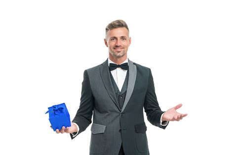 턱시도와 나비 넥타이에 행복한 남자 는 흰색 배경에 고립 된 선물 상자를 보유 남자에 대한 스톡 사진 및 기타 이미지 남자 놀라움 턱시도 Istock