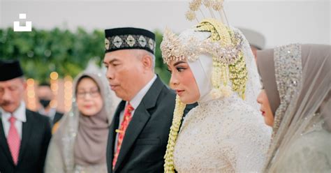 양복을 입은 남자와 왕관을 쓴 여자 사진 Unsplash의 무료 초상 이미지