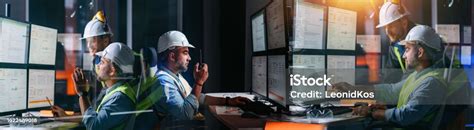 산업의 개념 40 Scada 시스템 Ai 및 디지털 기술을 사용하여 산업 프로세스를 제어하는 엔지니어의 광범위한 이미지 오페라 코르는 기계 작동 프로세스를 제어합니다