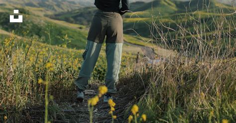 검은 긴 소매 셔츠와 파란색 데님 청바지를 입은 여자가 푸른 잔디밭에 서 있다 사진 Unsplash의 무료 사람 이미지