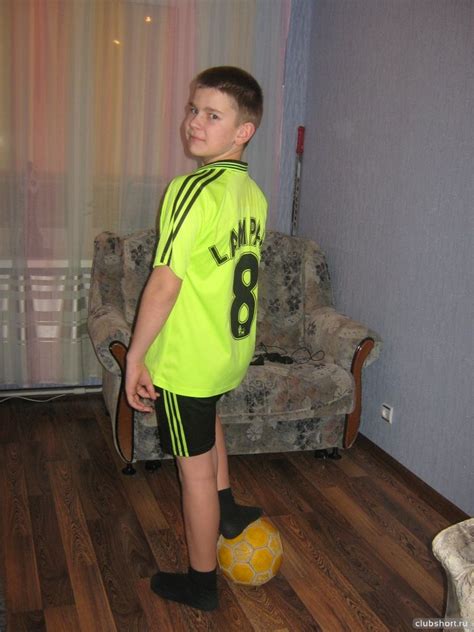 Мальчик в салатовой спортивной форме Шорты фото