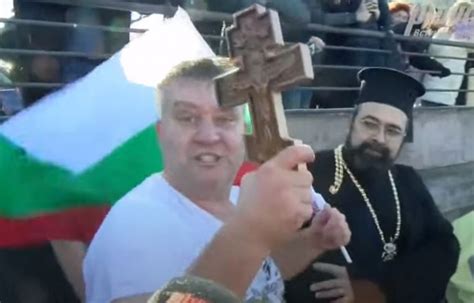 Мъж спасявал 6 пъти кръста на Богоявление Трябва да се държим с Русия целият народ иска това