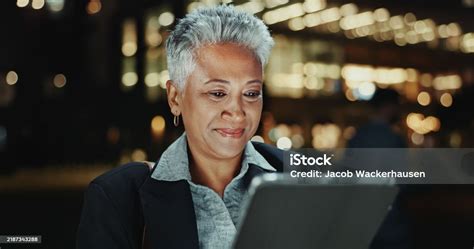 성숙한 비즈니스 여성 태블릿 및 밤에는 도시 거리에서 미소를 지으며 앱을 읽거나 연락하십시오 사람 행복 및 디지털 터치스크린으로 도시 보도에서 알림 거래 및 이메일 50