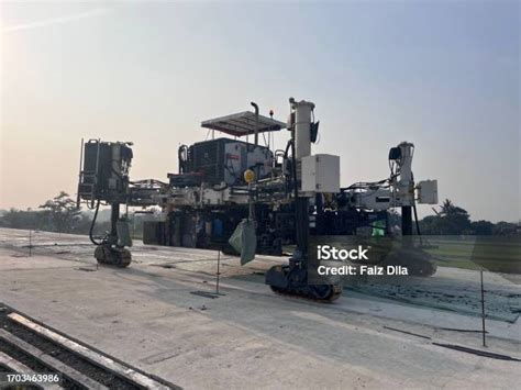 건설 현장의 도로 공사에 미끄러운 포장 기계 새로운 분기의 고속도로 콘크리트 포장 새로운 기술을 사용하여 콘크리트 도로를 수리합니다 기계 0명에 대한 스톡 사진 및 기타