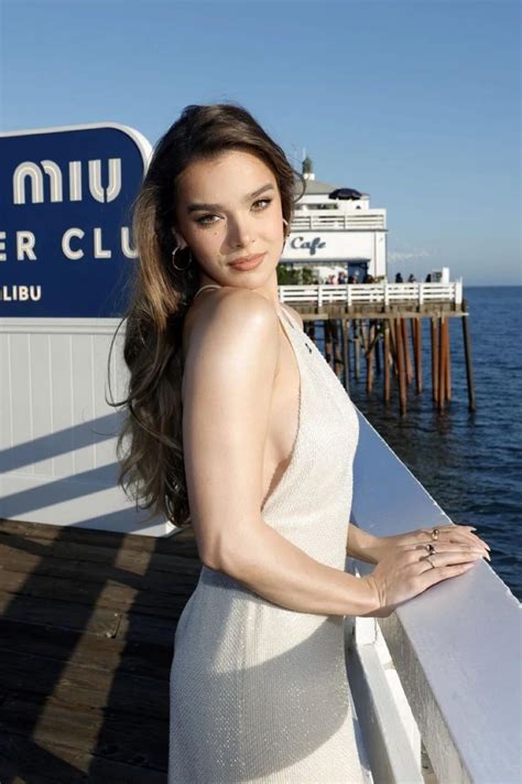 Texting Mommy To Come Home 😭 Hailee Steinfeld R Celebritymommy