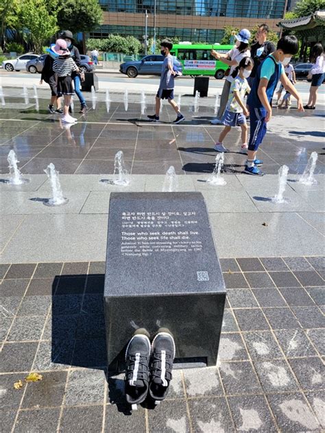 광화문 광장의 이순신 동상에는 한글이 없다