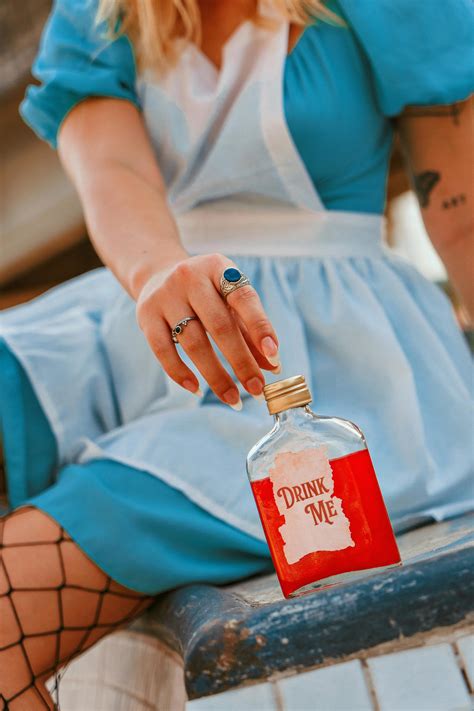 골드 공상 기발한 꾸며낸 꿈 같은 나를 마시 라 독특한 동화 라벨 레트로 마법 모험 문신 문자 문학 반지 병 복고풍 스타일 붉은 액체