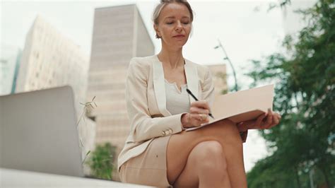 베이지 색 양복을 입은 금발 머리를 가진 사업가는 Pc 노트북을 사용하고 메모를 씁니다 가냘픈에 대한 스톡 사진 및 기타 이미지 가냘픈 경영자 금발 머리 Istock