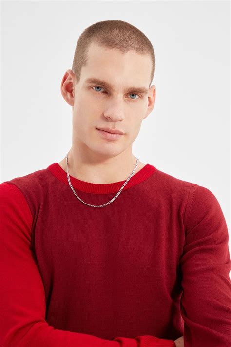 ღვინისფერი მამაკაცის მჭიდრო მორგების მრგვალსაყელოიანი კონტრასტულ ფერიანი სვიტერი Extra Ge 455322