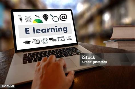 웹 사이트 여자 앉아 비문 E학습 교육 인터넷 온라인 교육 전자 학습 전자 학습에 대한 스톡 사진 및 기타 이미지 전자 학습 개념 검색 Istock