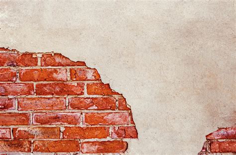 반 석고 벽돌 벽 반 풍화 벽돌 벽 복사 공간을 많이 많이 금이 간 벽 숙성 된 아키텍처 세부 사항입니다 그런 지 벽돌 벽 반 회반죽 0명에 대한 스톡 사진 및 기타 이미지