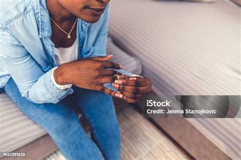 화가 난 아프리카 계 미국인 소녀는 이혼 결혼 해산 불행한 슬픈 흑인 젊은 여성으로 우울한 결혼 반지 울음을 들고 절망적 인