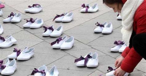 흰색 실내화와 보라색 리본의 의미