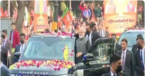 Pm मोदी ने दिल्ली में किया रोड शो लोगों ने की फूलों की बारिश भाजपा