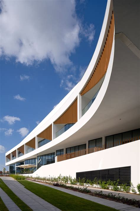 Tariq Khayyat Design Partners Wraps Dubai Housing Complex Around Plaza