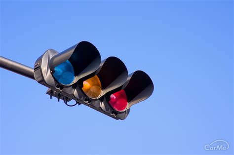 なぜ日本の信号機は横向きなの？
