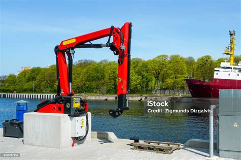 항구 인프라 요소 어선에서 화물을 들어 올리기 위한 소형 유압식 로더 크레인 개선에 대한 스톡 사진 및 기타 이미지 개선