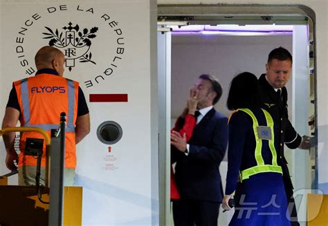 전용기 문 앞 빨간소매 어커펏…마크롱 부인에 얼굴 얻어맞았다